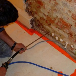 Traitement de l'humidité ascensionnelle : injection dans les murs ...